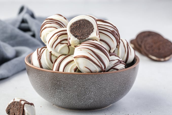 Easy Oreo Balls {Oreo Truffles w/o cream cheese} | 365 Days of Baking