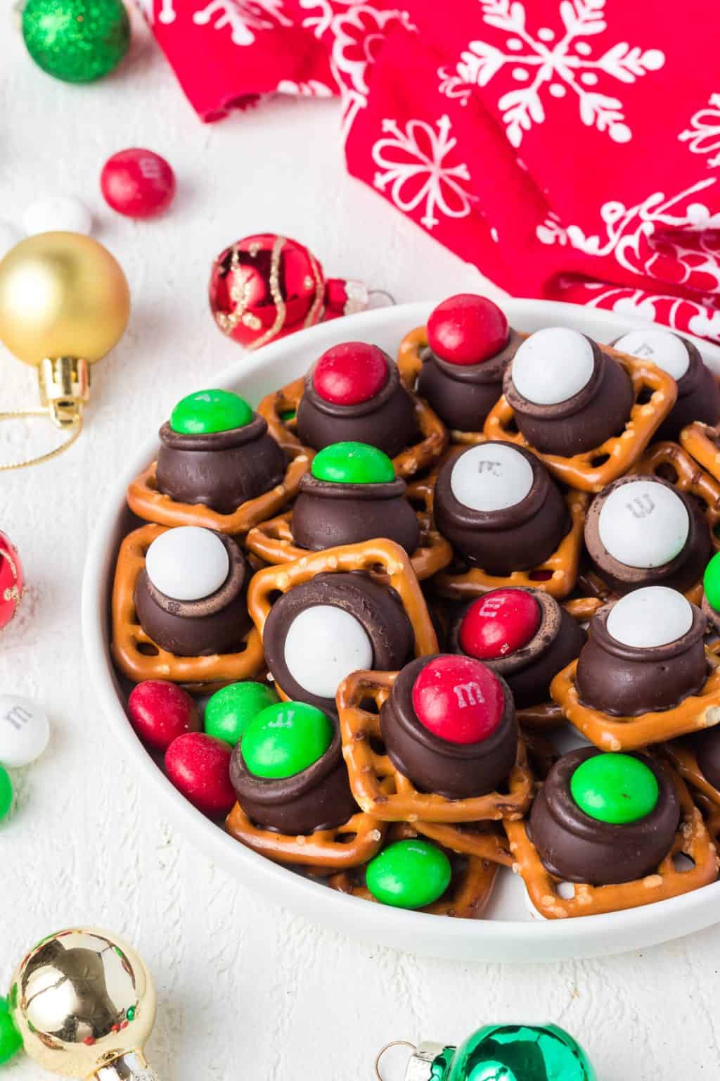 3 Ingredient Pretzel Hugs - Christmas Hugs | 365 Days of Baking