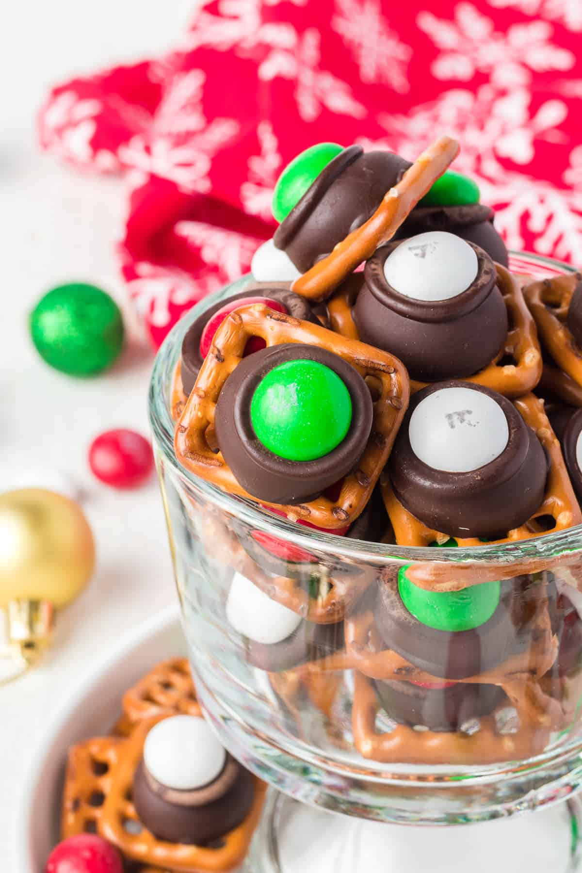 3 Ingredient Pretzel Hugs - Christmas Hugs | 365 Days of Baking